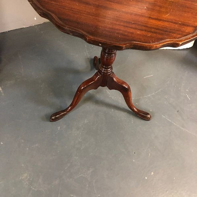 Lot 8 Duncan Fife Style Round Table | EstateSales.org