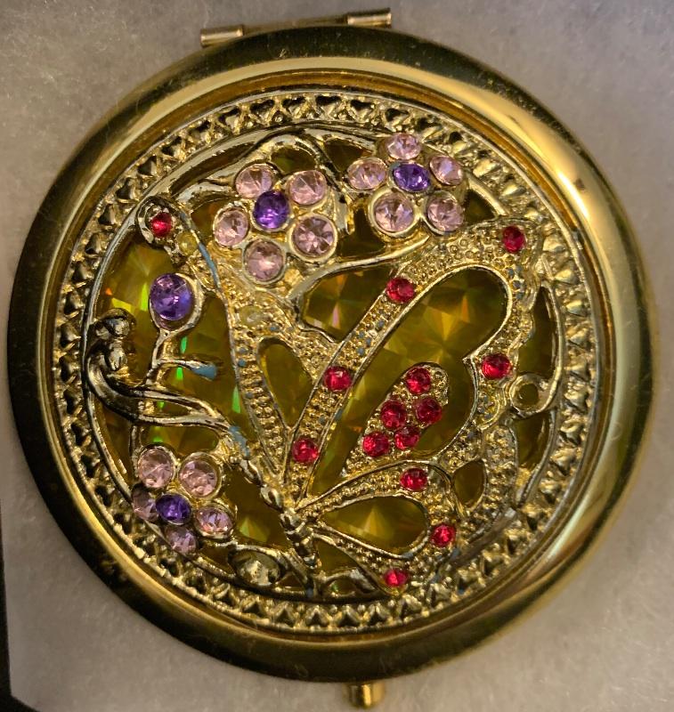 New Faux Jeweled Compact with Mirrors Inside | EstateSales.org