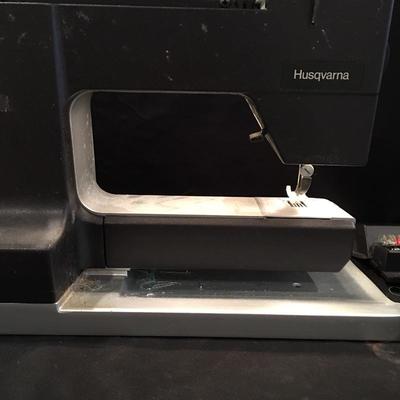 Lot 211 - Viking Husqvarna 980 Prisma Sewing Machine | EstateSales.org