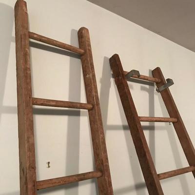 Lot 321 - Vintage Wooden Extension Ladder | EstateSales.org