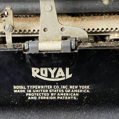Vintage Royal Typewriter in Case-Lot 448 | EstateSales.org