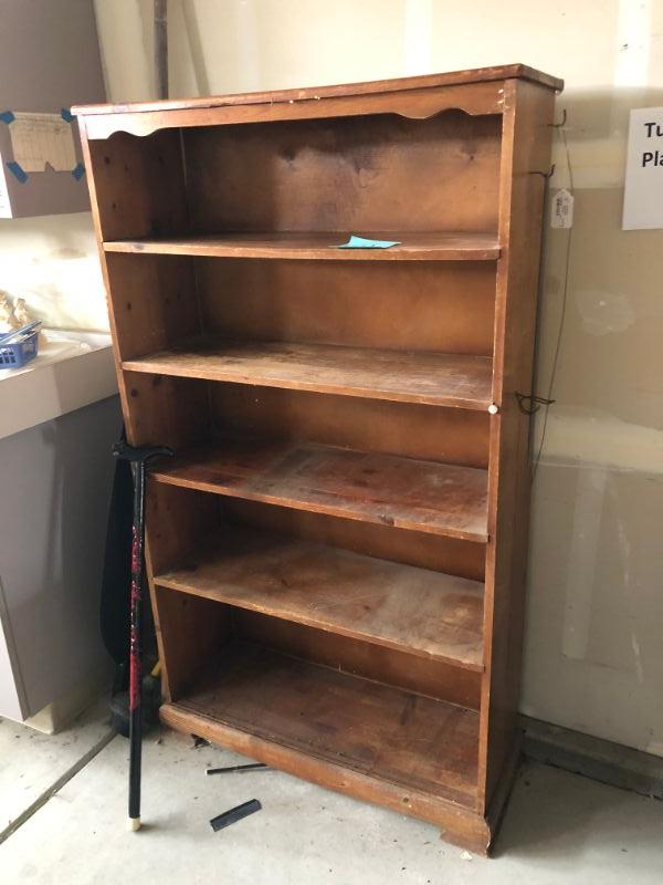 Vintage Book Shelf | EstateSales.org