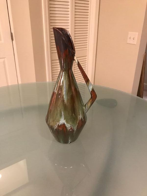 Pretty Ceramic Vase | EstateSales.org