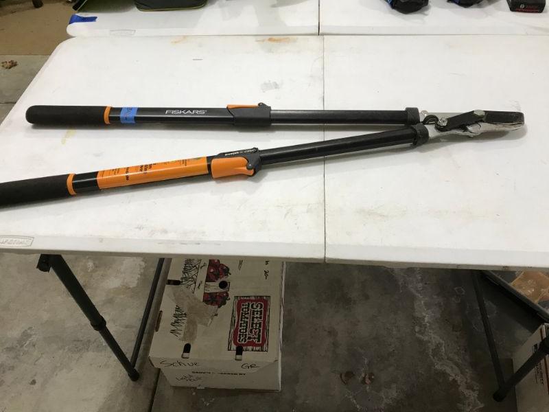 Fiskars Extendable Power Level Lopper | EstateSales.org