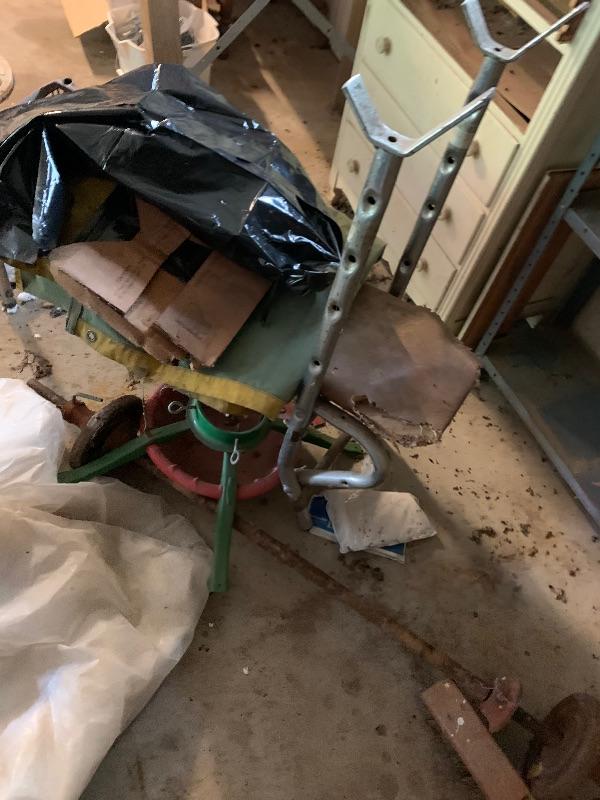 Old weight lifting bench | EstateSales.org