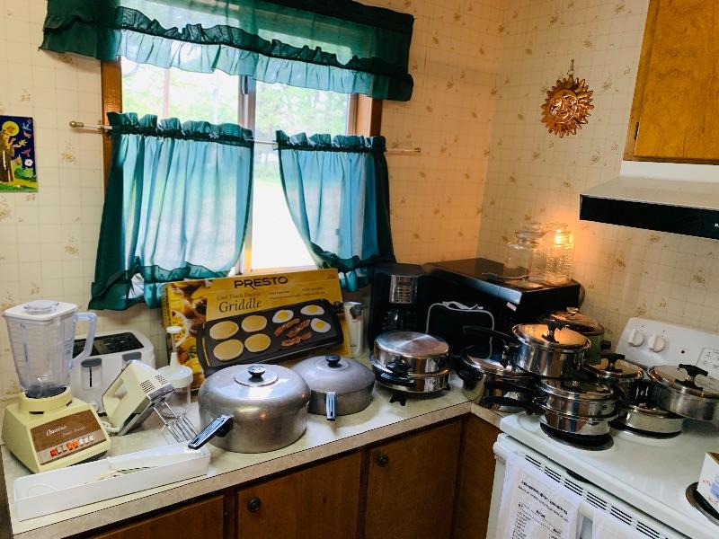 Kitchen lot | EstateSales.org