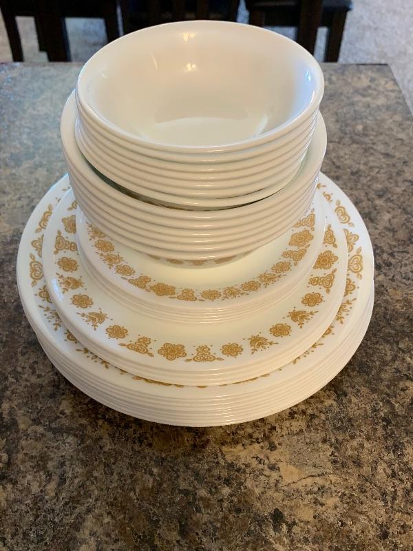 Pyrex dish set | EstateSales.org