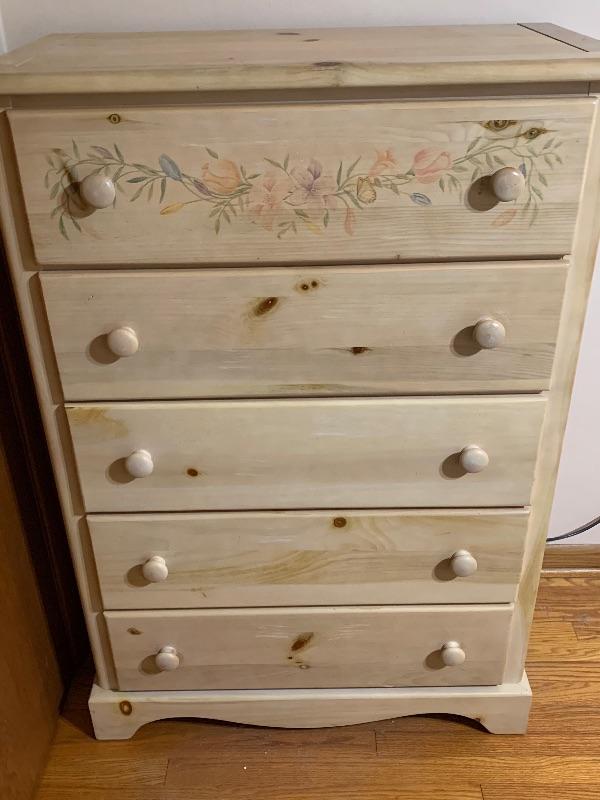 Painted pine dresser | EstateSales.org