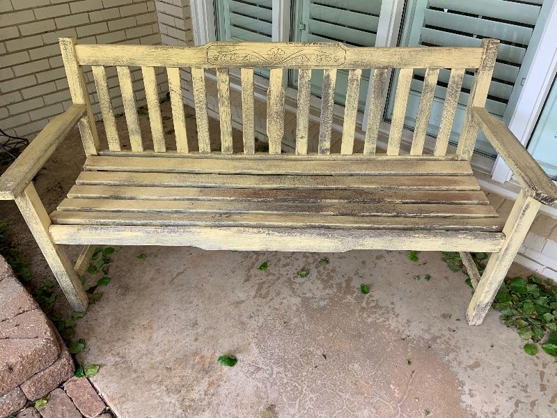 Bench Lot | EstateSales.org