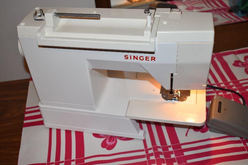 SINGER Sewing Machiine, 9018 Works | EstateSales.org