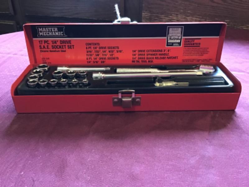 #tr18. Master mechanic 17 piece socket set | EstateSales.org