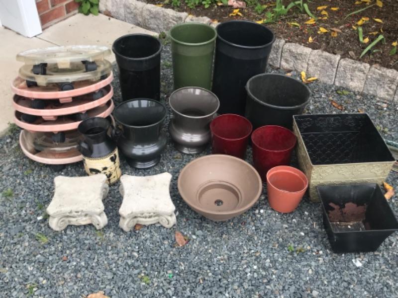 Lot # 173 Garden pot lot | EstateSales.org