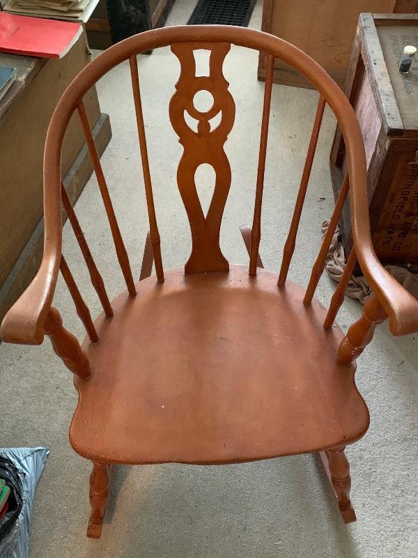 Beautiful rocking chair | EstateSales.org