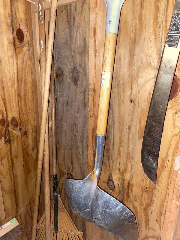Shovel - Barn Shovel | EstateSales.org