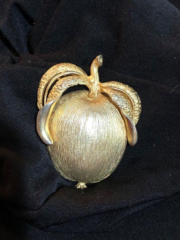 Sarah Coventry Apple Pin | EstateSales.org
