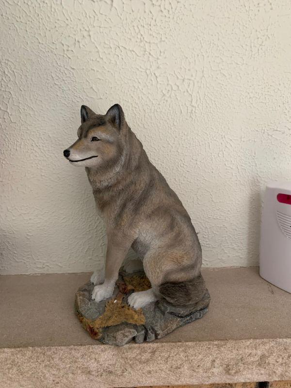 Ceramic Wolf sculpture | EstateSales.org