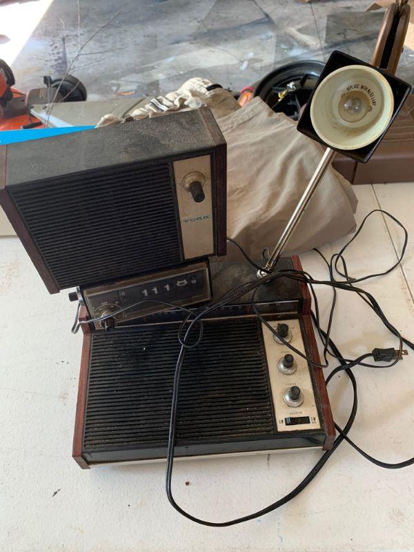 Classic vintage desk set / radio / lamp / clock radio | EstateSales.org