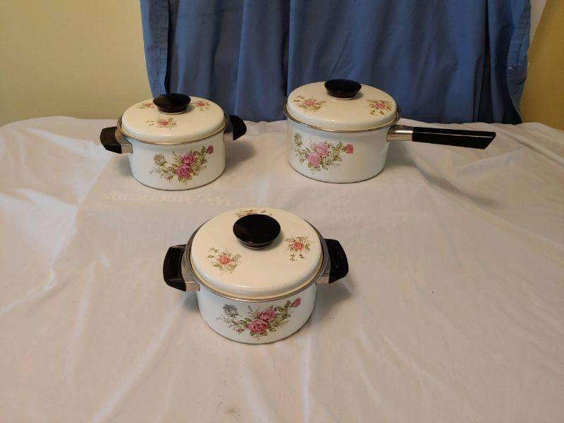 Flowered cookware (heavy, sturdy) | EstateSales.org