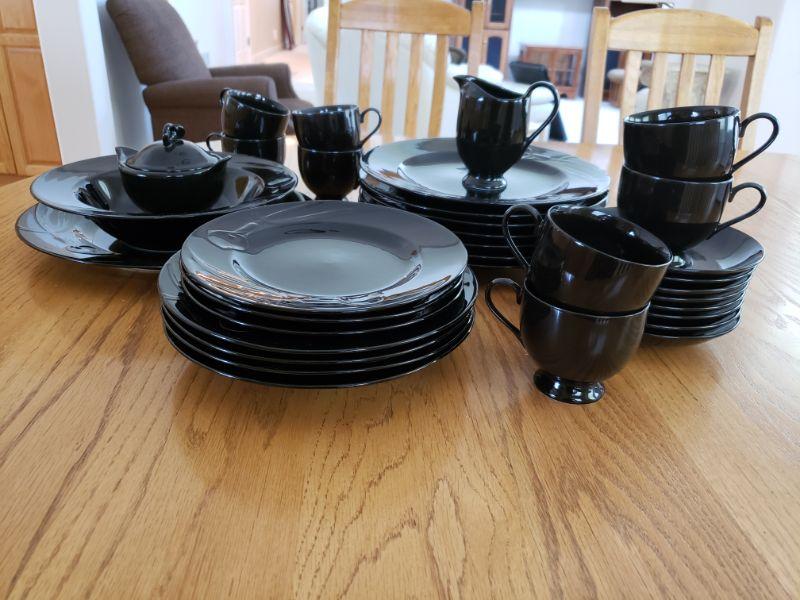 Lot 150: Black Dish Set | EstateSales.org