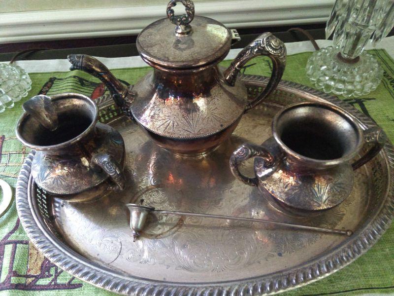 Dainty tea service set | EstateSales.org