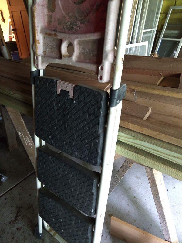 Painters step ladder | EstateSales.org