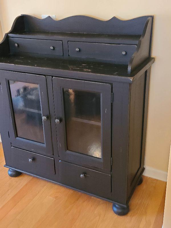 L26 Broyhill Attic Heirlooms Glass Front Cabinet