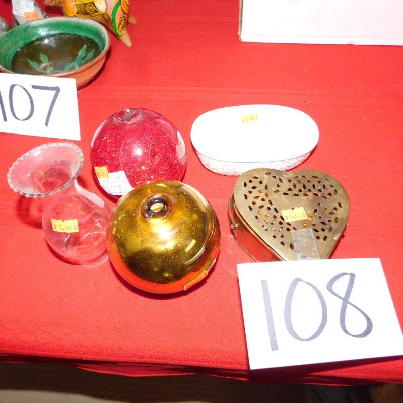 Lot 108 grouping of home Decor items (5 items) | EstateSales.org