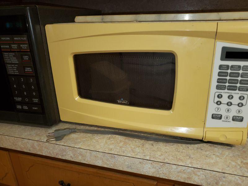 Small rival microwave | EstateSales.org