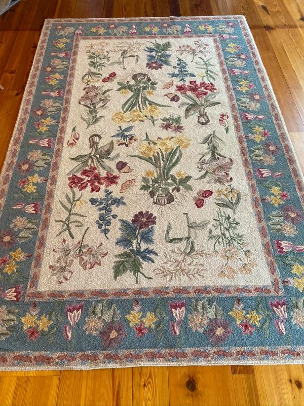 337: Vintage Hand Hooked Floral Rug 5’3” x 8’2” | EstateSales.org