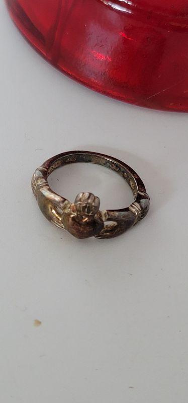 JW39 VINTAGE STERLING SILVER IRISH COLADA RING | EstateSales.org