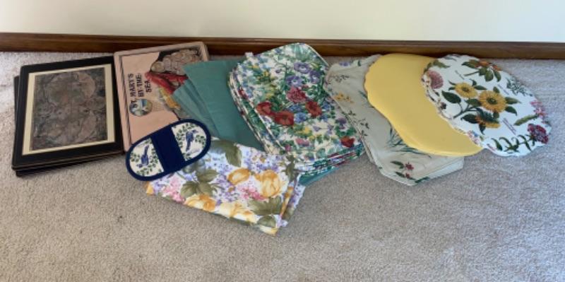 606: Lot of Table LInens and Placemats | EstateSales.org