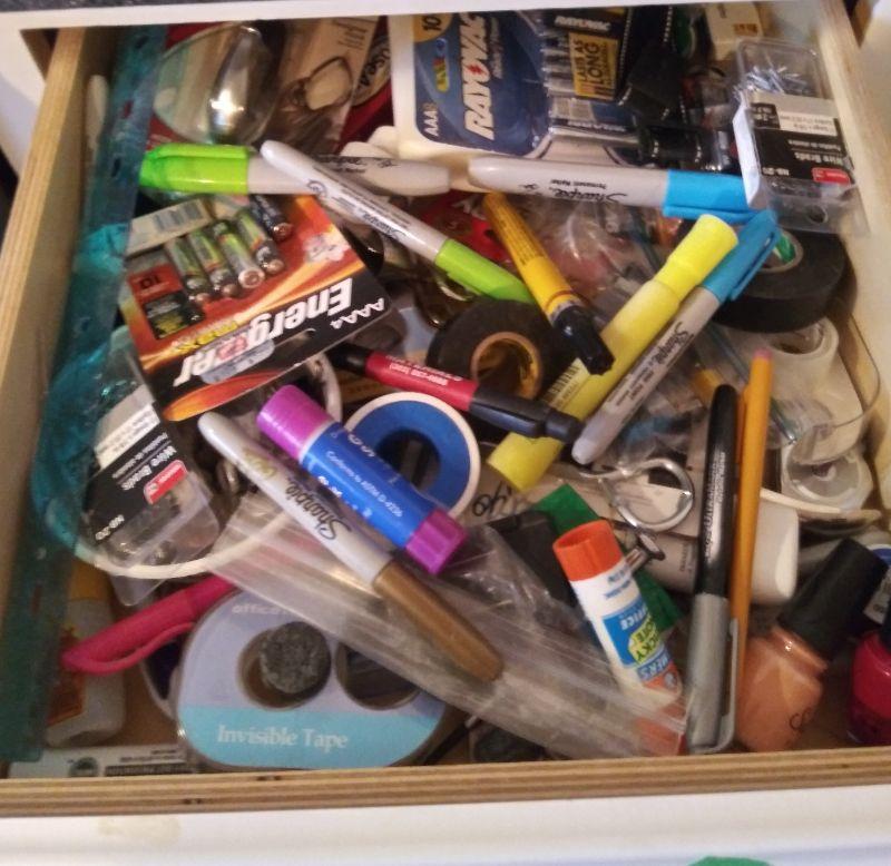 LOT 181 MISCELLANEOUS "JUNK" DRAWER | EstateSales.org