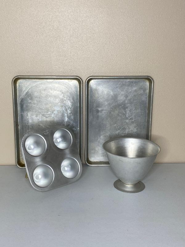 Set of 4 Miscellaneous Baking Pans | EstateSales.org