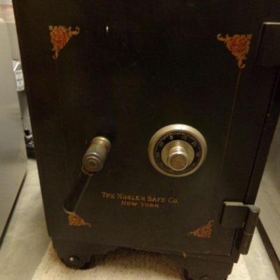 LOT 300 SENTRY 2260 FIREPROOF EXECUTIVE MODEL | EstateSales.org