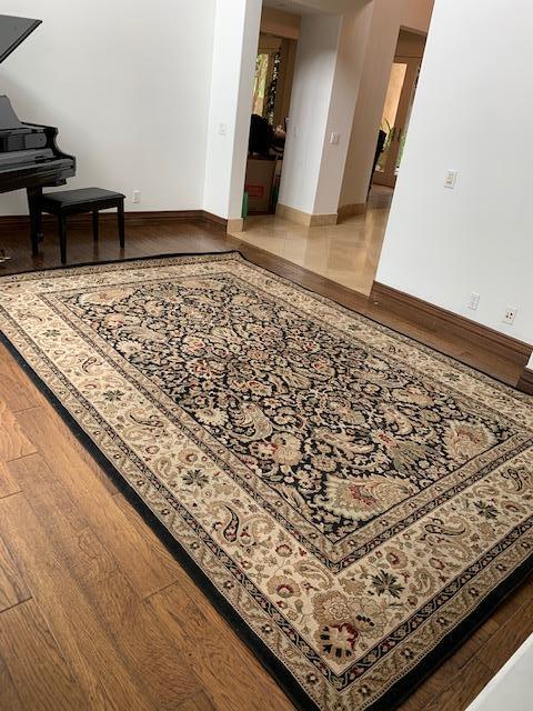 Great 8' x 12' Area Rug | EstateSales.org