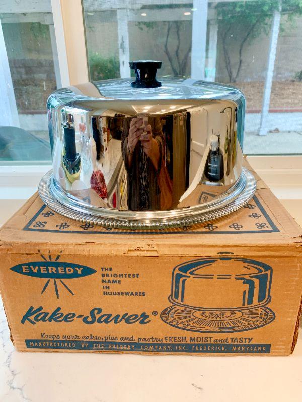 LOT 350 VINTAGE EVEREDY KAKE-SAVER | EstateSales.org