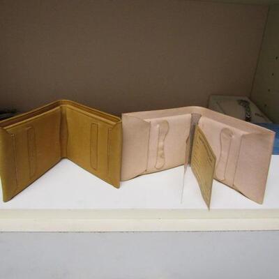 LOT 202 MEN'S WALLETS AND CO ROCKIES WATCH | EstateSales.org