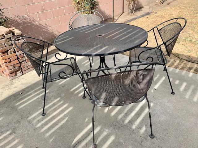 LOT 38 Round Wire Mesh Patio Table & 4 Chairs | EstateSales.org