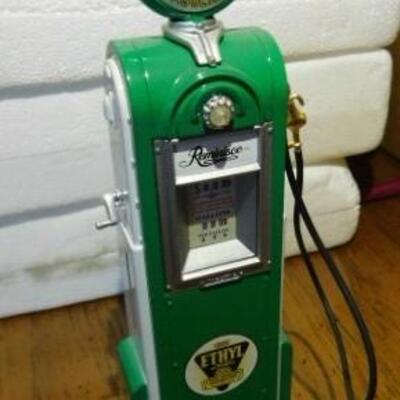 Die Cast Reminisce Vintage Gas Pump Coin Bank 7" | EstateSales.org