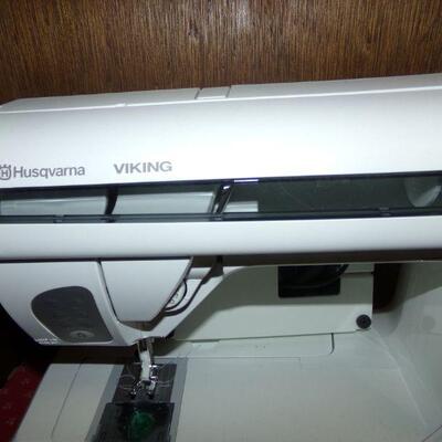 LOT 95 HUSQVARNA VIKING PLATINUM 950E SEWING MACHINE | EstateSales.org