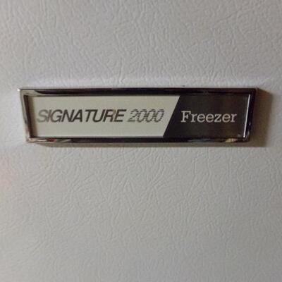 LOT 254 UPRIGHT SIGNATURE 2000 FREEZER 13.3 CU. FT. | EstateSales.org