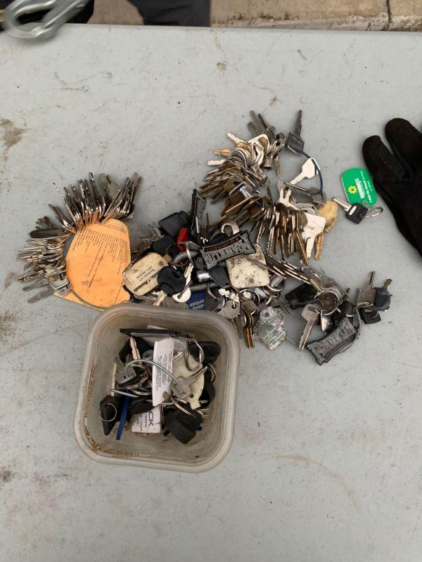large lot of random keys | EstateSales.org