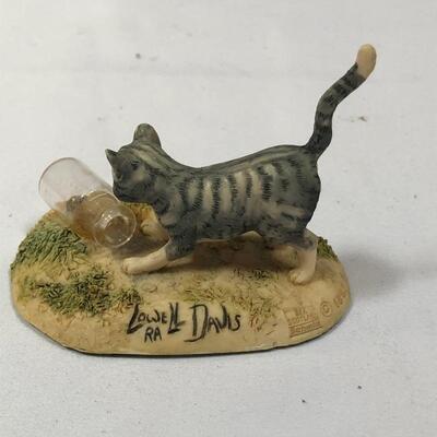 Lot 35 - Lowell Davis Figurines & More | EstateSales.org