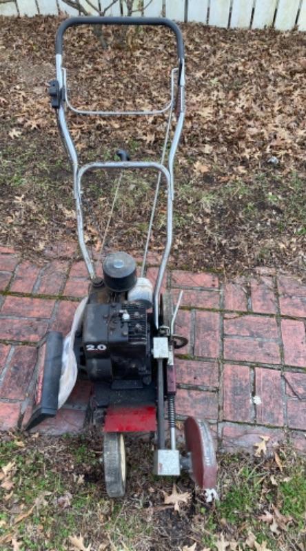 G1088 Briggs & Stratton Edger with blade | EstateSales.org