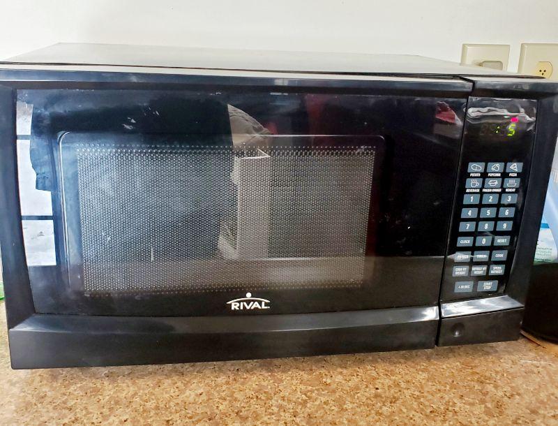 RIVAL 900 WATT MICROWAVE WORKS EstateSales rival-900-watt-microwave-works-estatesales