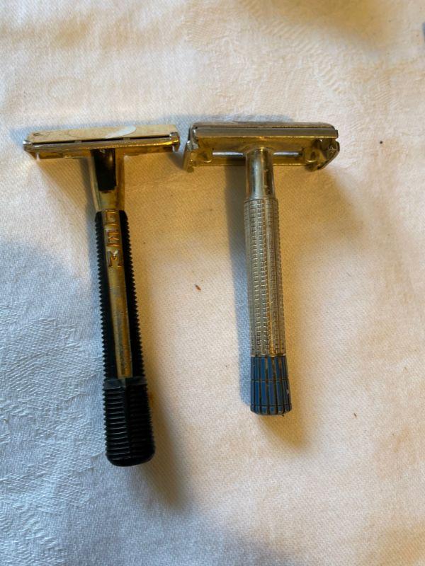 Two vintage mens razors | EstateSales.org