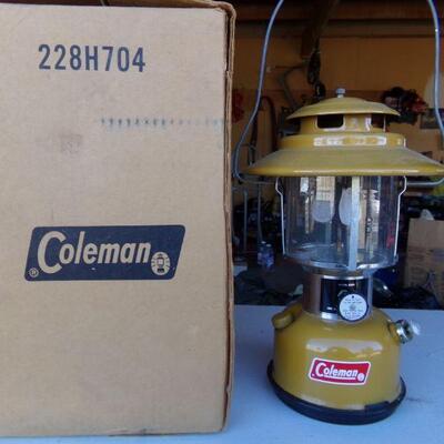 LOT 152 RARE YELLOW COLEMAN LANTERN | EstateSales.org