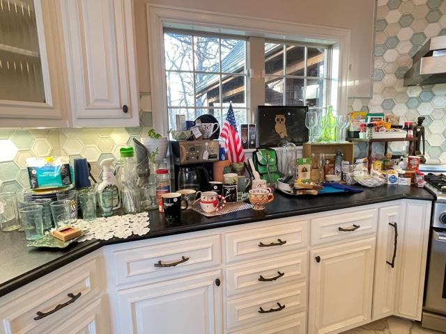 Lot 10: Kitchen Misc Items | EstateSales.org