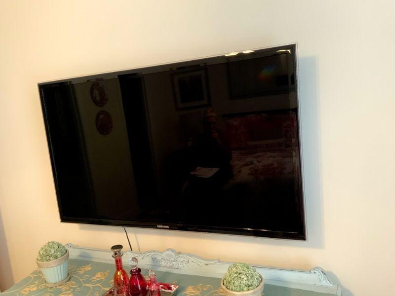 Samsung Flat Screen Smart Television | EstateSales.org