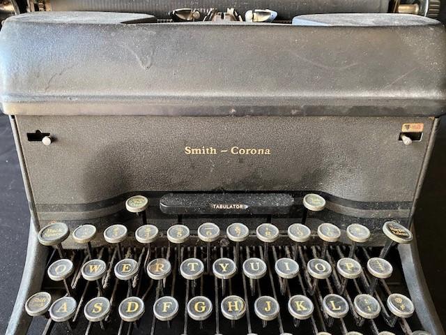 LOT#L83: Vintage Smith-Corona Superspeed Typewriter | EstateSales.org